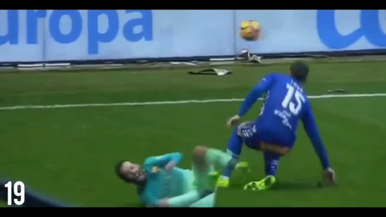 Théo hernandez se farcie un barcelonais le tacle assassin - YouTube