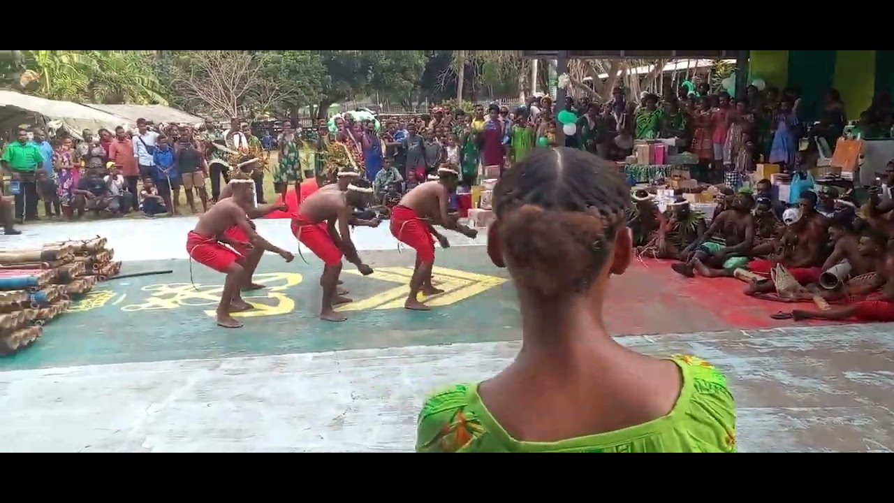 "ENB Tolai Weep Dance" Leading the "Libung Dance" in to the Arena to ...