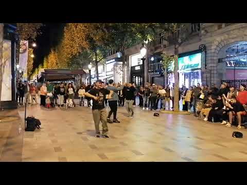 Ambiance et Danse Algérienne aux Champs-Élysées à Paris الرقص والجو الجزائري في شانزليزيه في باريس