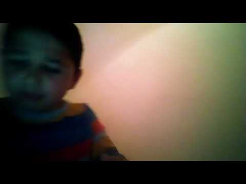 Erik  dalı söyleyen çocuk