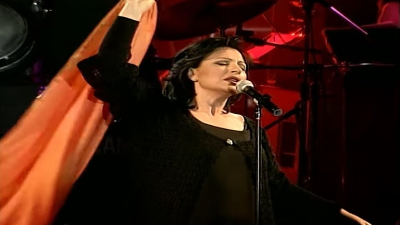 Χάρις Αλεξίου - 13 Φωτιές (Ένα φιλί του κόσμου Live) - YouTube