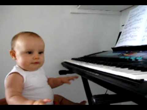 Maria Helena tocando teclado - YouTube