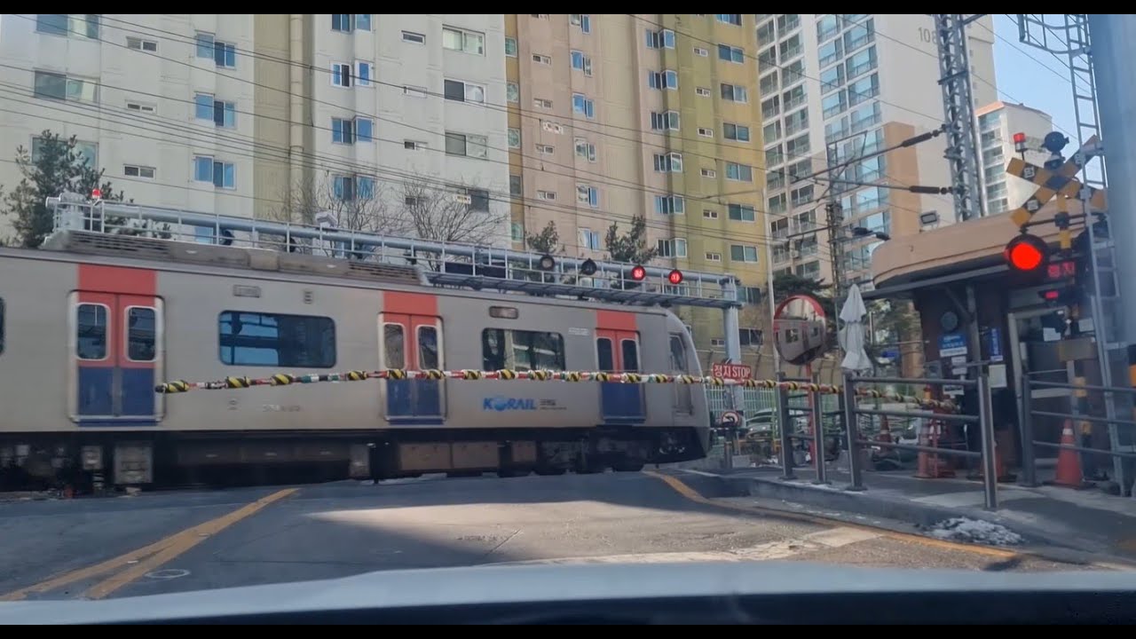 Seoul Railway crossing near Ichon Station - YouTube