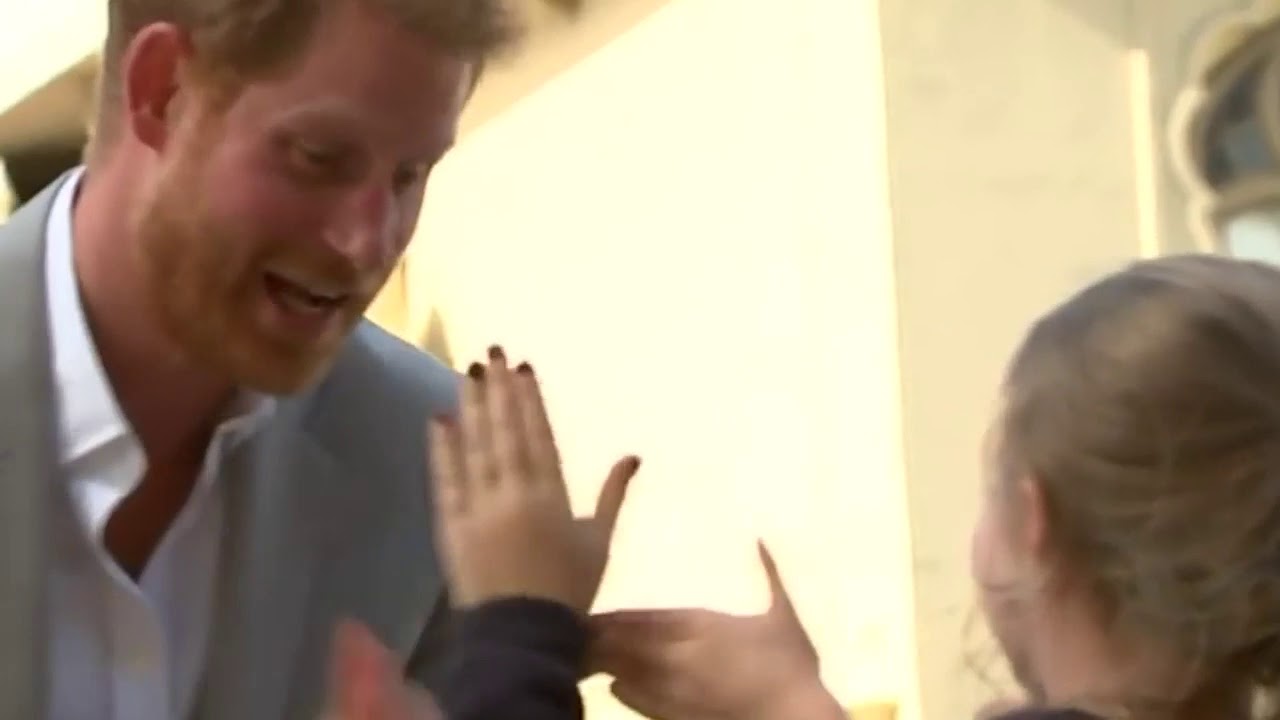 Adoring fans meet Prince Harry and Meghan in Brighton - YouTube