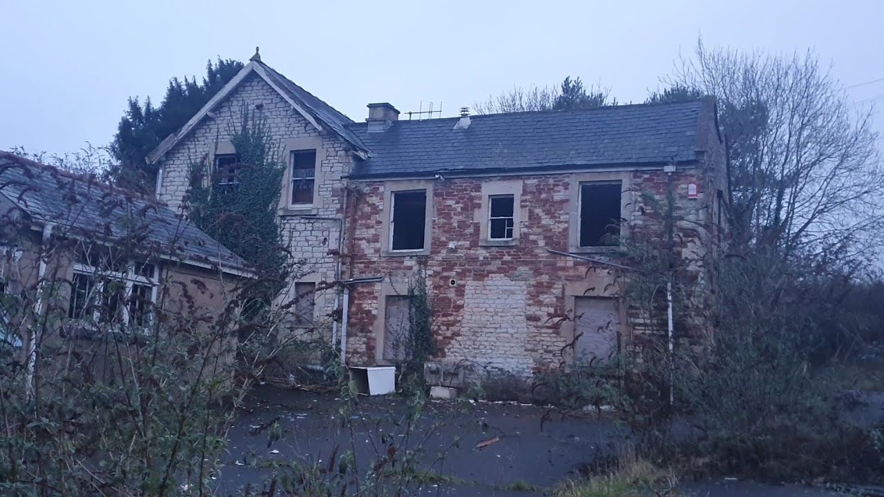 WE FOUND A OLD FARM HOUSE AND OUTER BUILDINGS WITH FIRE DAMAGE - YouTube