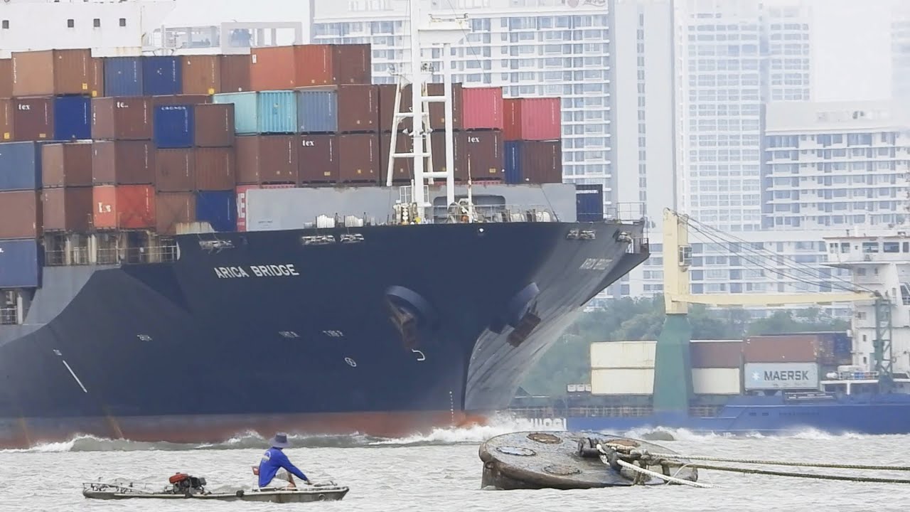 Giant Ship Docks At Port With Windblown Conditions | 4K Shipspotting ...