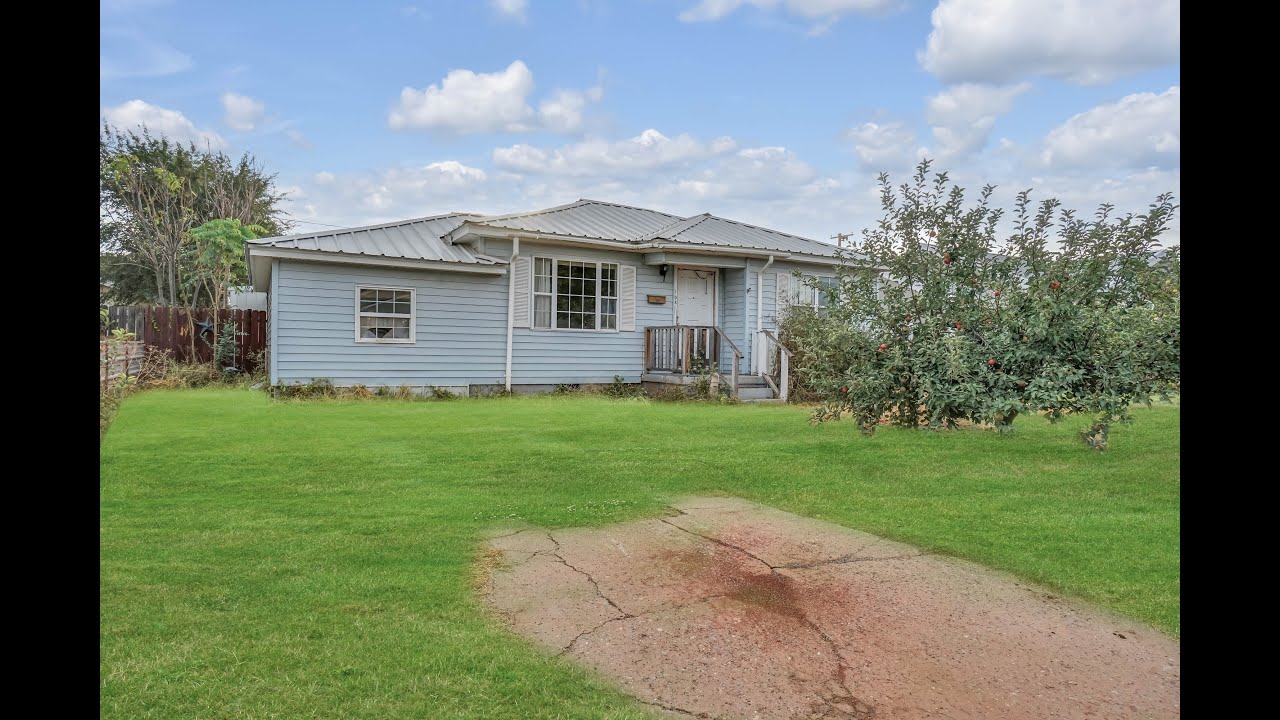 108 Central Sayre, OK 3 Bedroom and 1 Bath Home. Covered Back Porch ...