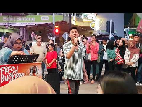 Artis baru  turun busking,mantap juga suaranya