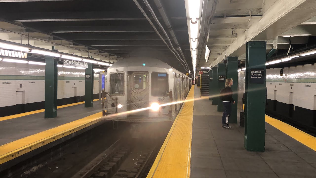 R42 Garbage Train Arriving At Bedford Nostrand - YouTube