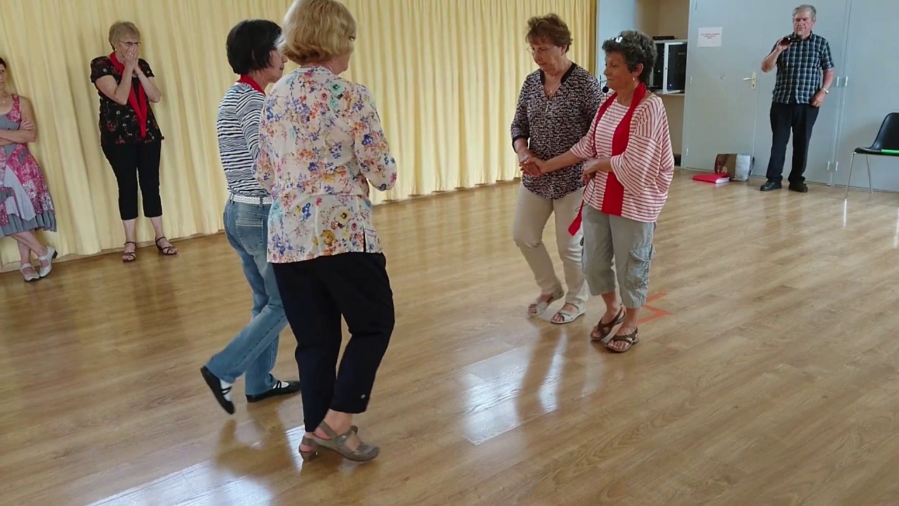 La trompeuse de Dinan "danse Bretonne" apprise à Carmaux 81 - YouTube