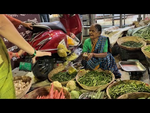 Buying vegetables. Rasta Peth, Pune. - YouTube