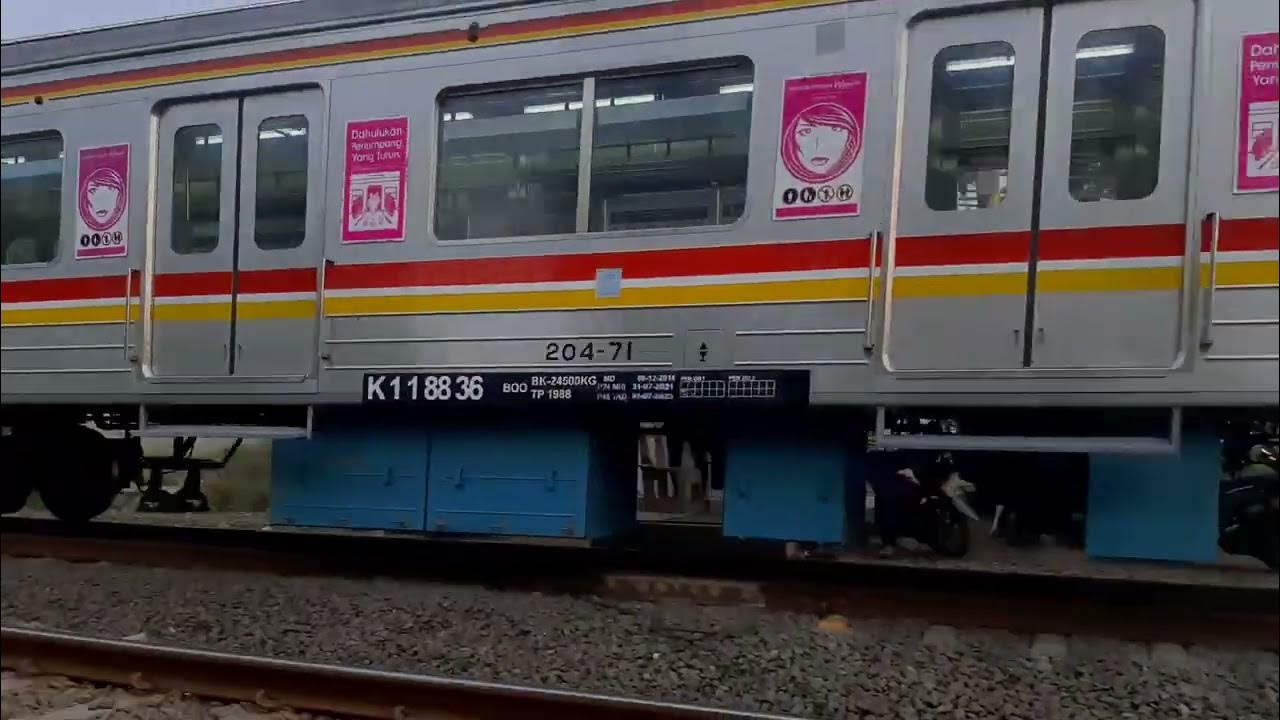 KRL Japan Railways 205 (JR 205) melewati perlintasan kereta api Setiamekar, Bekasi, Jawa Barat ...