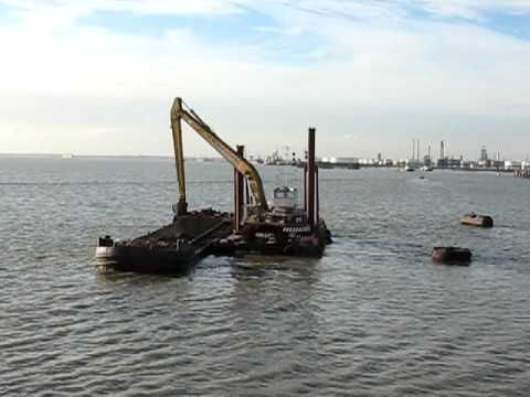 CAT 375 long reach dredging the River Thames - YouTube