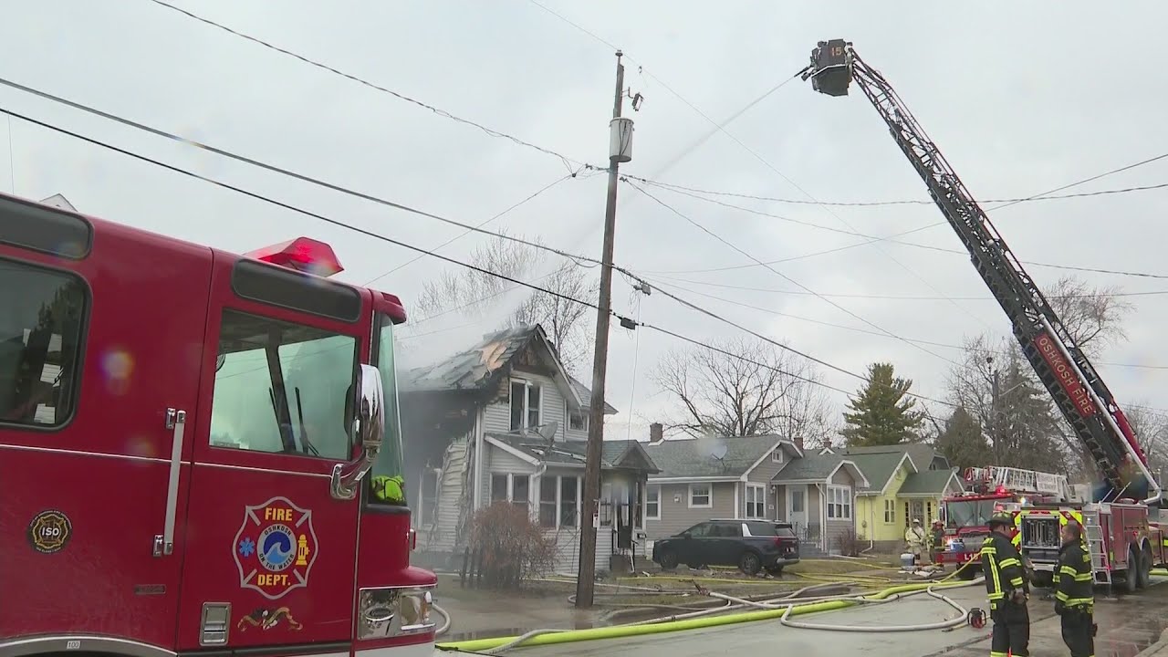 Firefighters battle major house fire in Oshkosh - YouTube