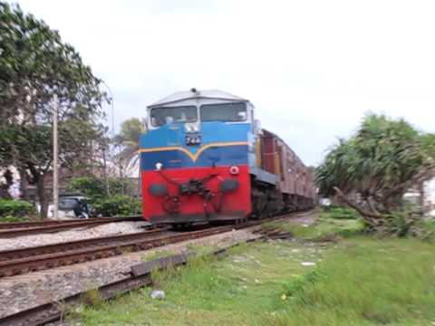SRI LANKAN TRAIN CLASS M4 CANADIAN ALCO - YouTube