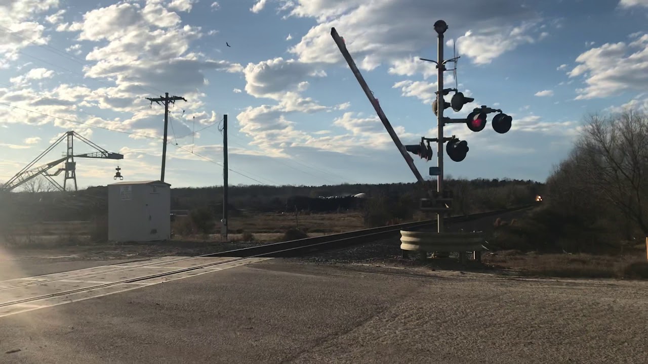 Southbound train. Gevo 8233 through Conway Friendly crew - YouTube