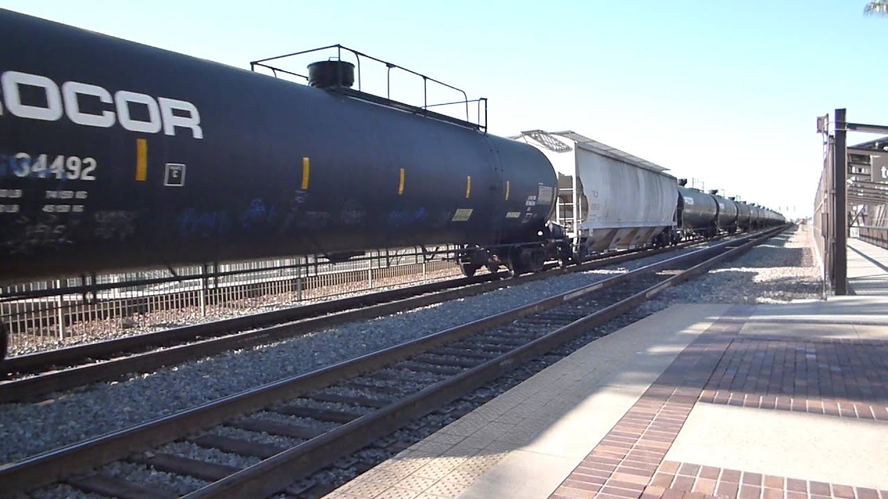 BNSF at Fullerton CA バラエティに富んだ貨物列車 - YouTube