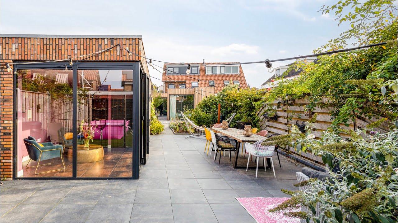 Wat een gaaf huis is dit! Totaal gerenoveerd en op een super leuke plek ...