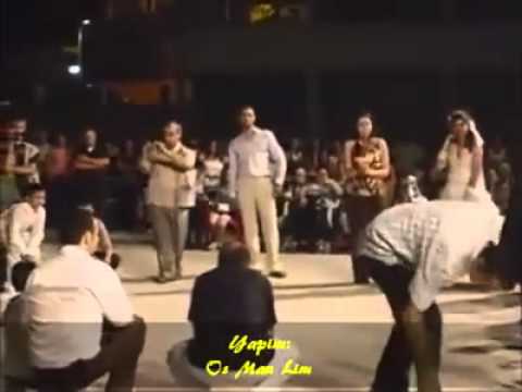 Bu nasıl bir düğündür yaa krem pantolonlu adama dikkat =)