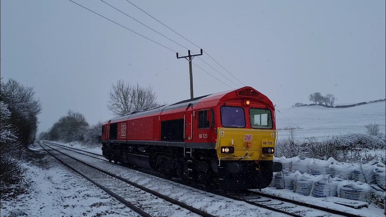 Train spotting in the snow #3 DB Cargo 66125 - YouTube