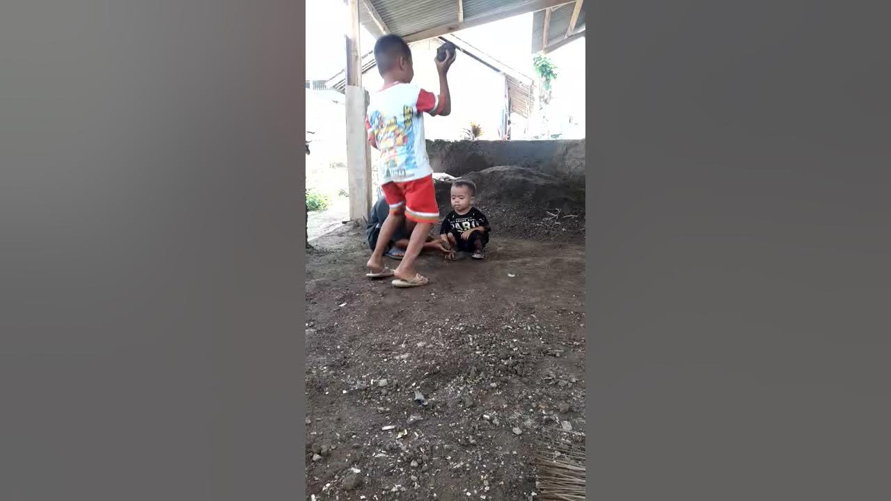 Anak kecil berantem rebutan batu aki..bikin aji mumpung - YouTube