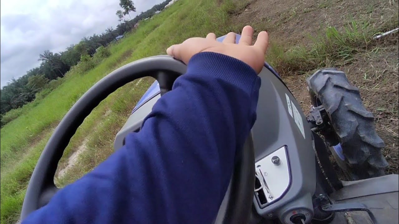 TRAKTOR BESAR RODA 4 BUTUH SATU JAM UNTUK BAJAK LAHAN💯⁉️ - YouTube