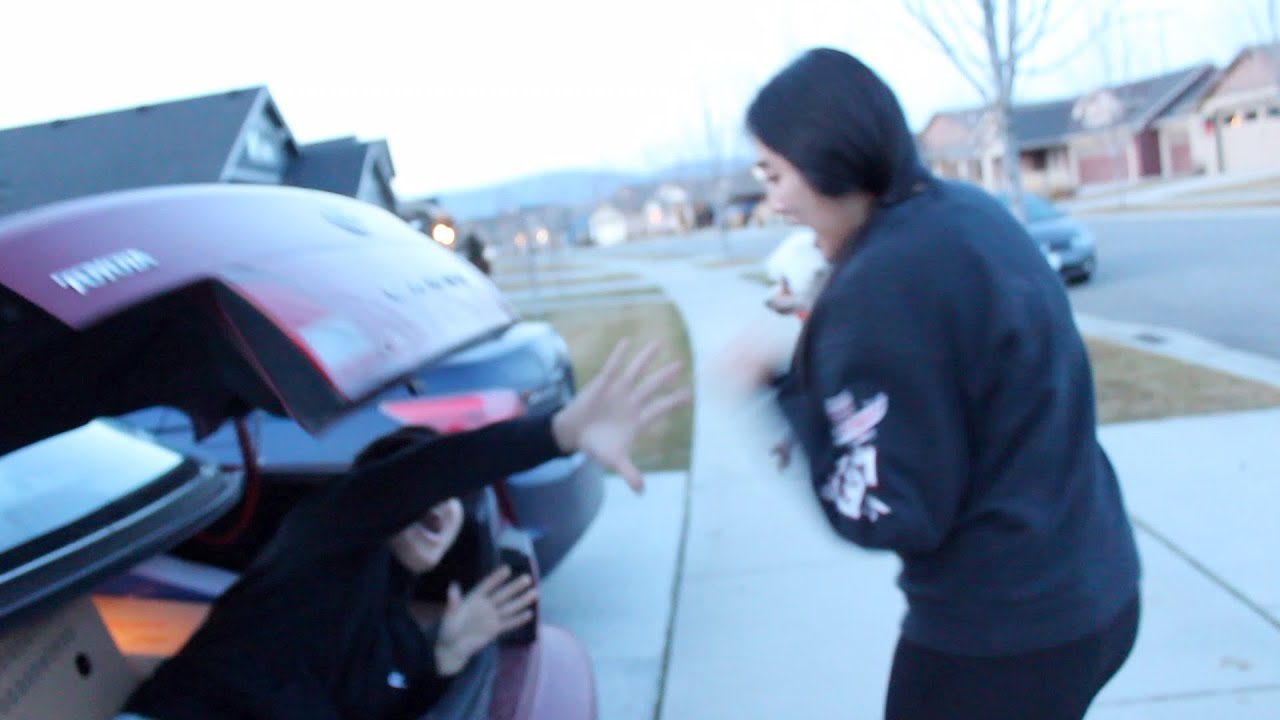 SCARING MY BEST FRIEND PRANK - YouTube