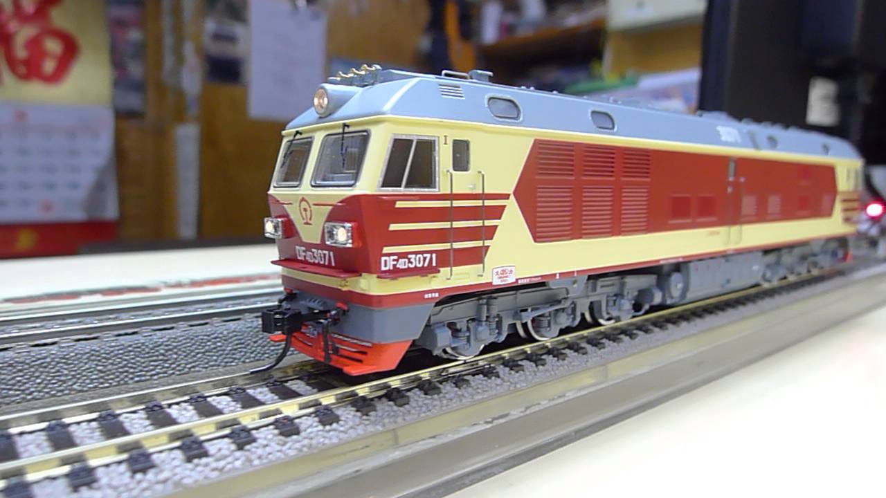 Bachmann DF4D Chinese Diesel Locomotive with DF4 sound - YouTube