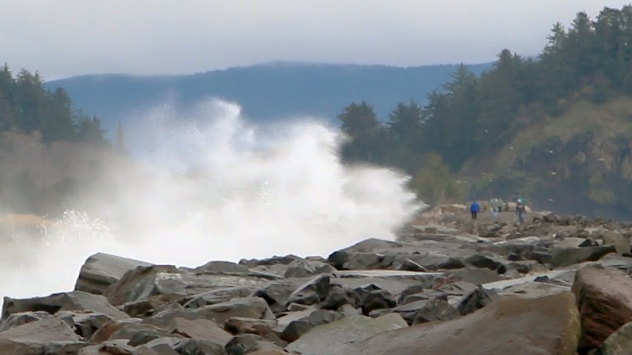 Wild waves crash on Jetty where Columbia River and Pacific Ocean meet ...