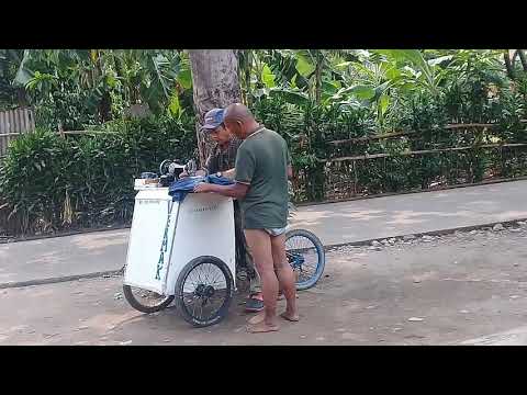 Sosial eksperimen orang ga pake celana di tempat umum, apa reaksi orang-orang yang lewat?