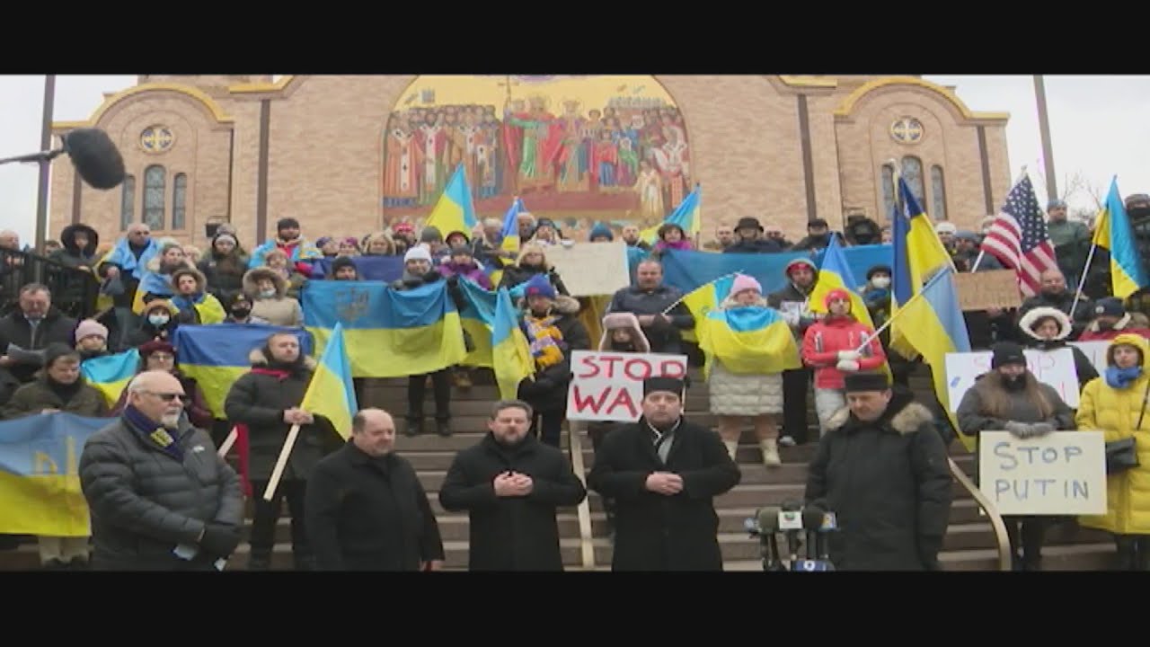 Chicago's Ukrainian community reacts to Russian invasion - YouTube