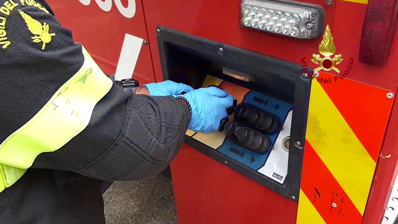 Crolla tetto capannone in viale Elmas a Cagliari - YouTube