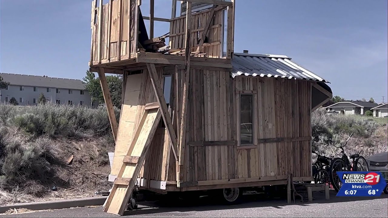 Two-story structure built on wheels along NE Bend street sparks concern ...
