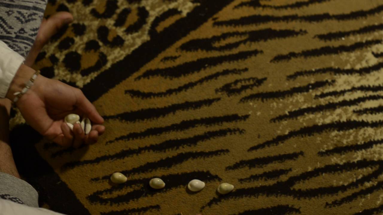 Cowrie shell divination - YouTube