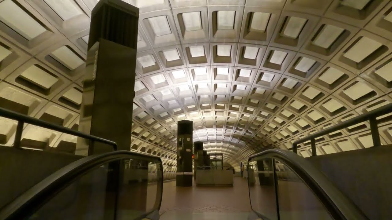 ⁴ᴷ⁶⁰ Walking Arlington, VA: Tour of the Rosslyn metro station - YouTube