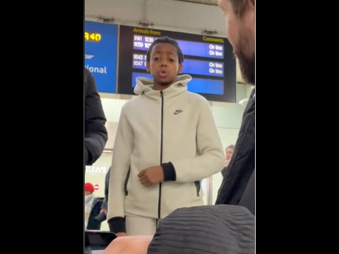 Malakai Bayoh cantando Ave Maria / Malakai Bayoh singing Ave Maria at Airport