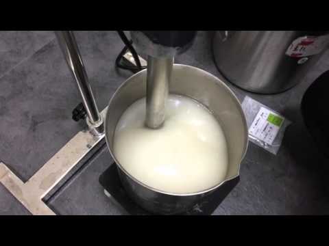 Xanthan Gum 2% powder wetting in water