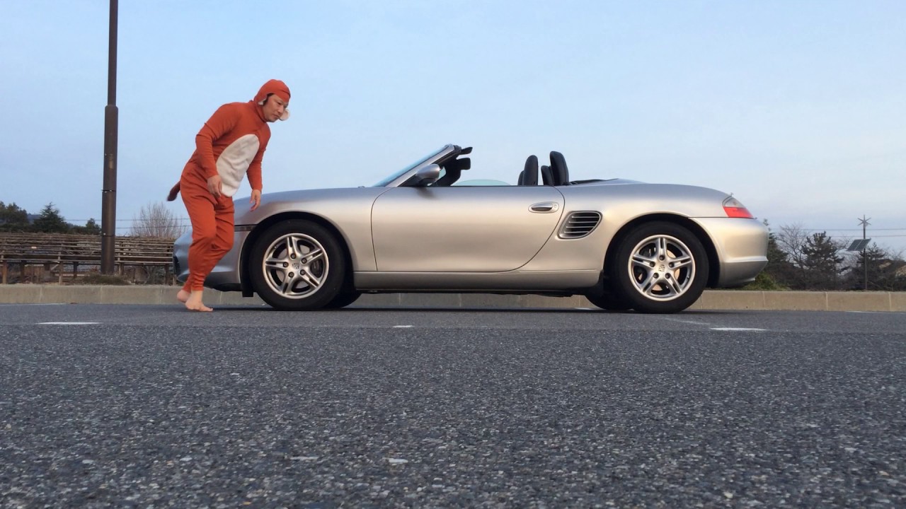 The monkey drove a Porsche Boxster（猿の姿でボクスターをドライブw） - YouTube