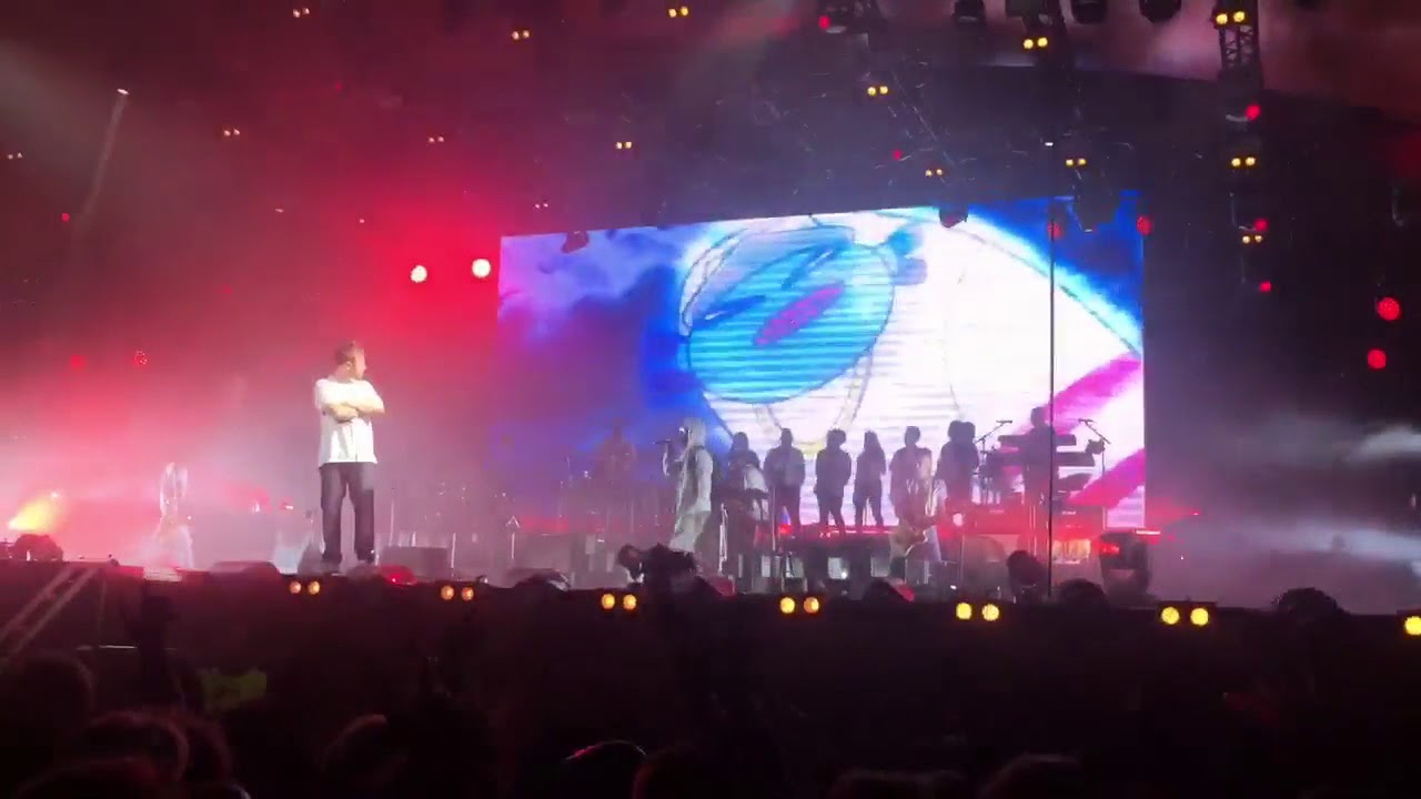 Gorillaz - Del The Funky Homosapien falls off stage - Roskilde 2018 ...