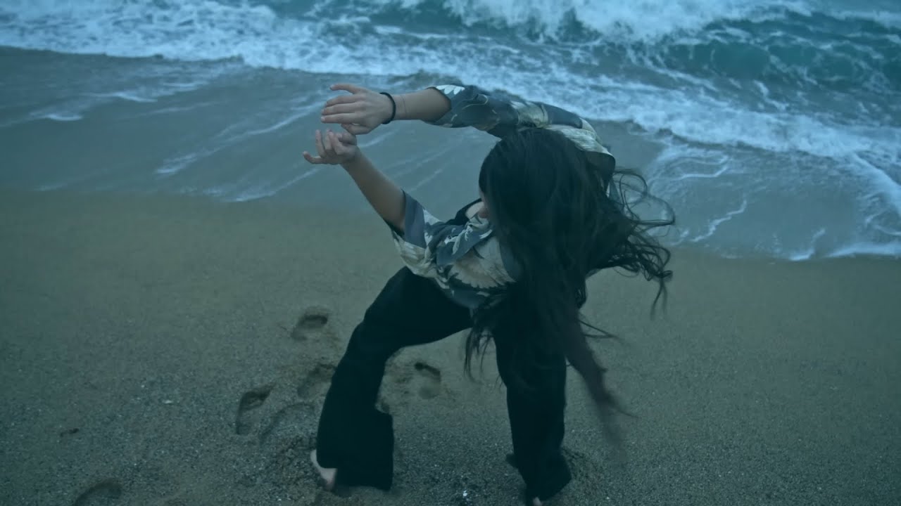 Mix - EMAA - O plaja vesnic goala - YouTube