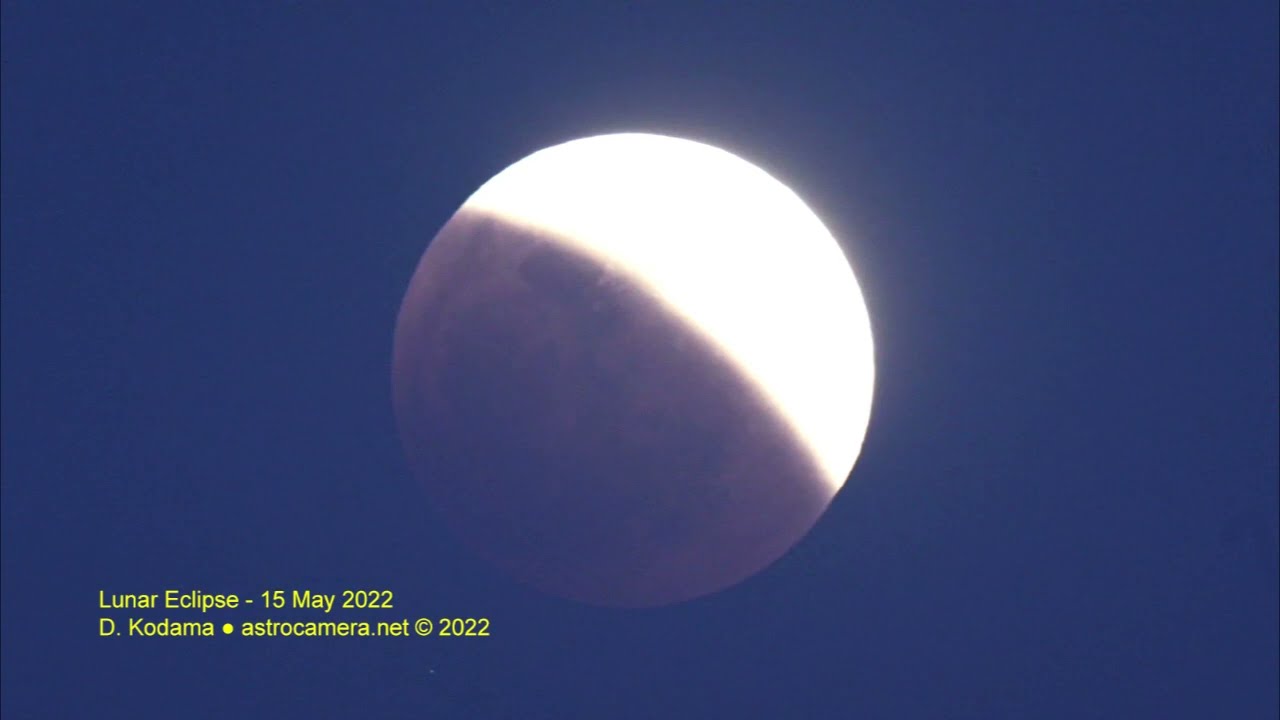 Lunar Eclipse 2022 Photobomb! - YouTube