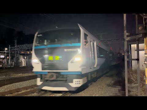 花月園前踏切にて、JR東日本E257系2000番台NA-02編成 回送 通過シーン - YouTube