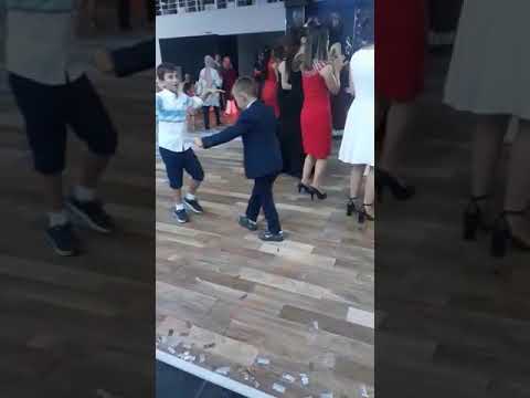 Küçük çocuk Ankara oyun havasında döktürüyor