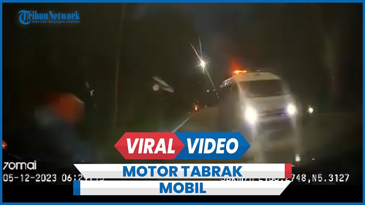 Detik-detik Motor Tabrak Mobil Beri Jalan Ambulans - YouTube