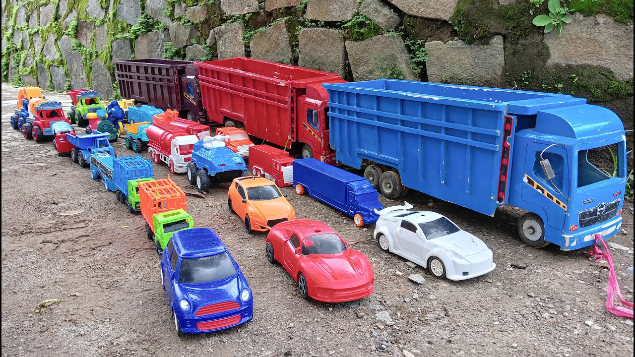 Mobil truk gandeng panjang mengangkut banyak mainan mobil mobilan super ...