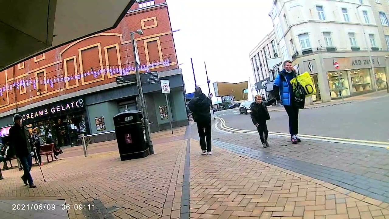 big police presence in Blackpool town centre very busy, omigone?? - YouTube