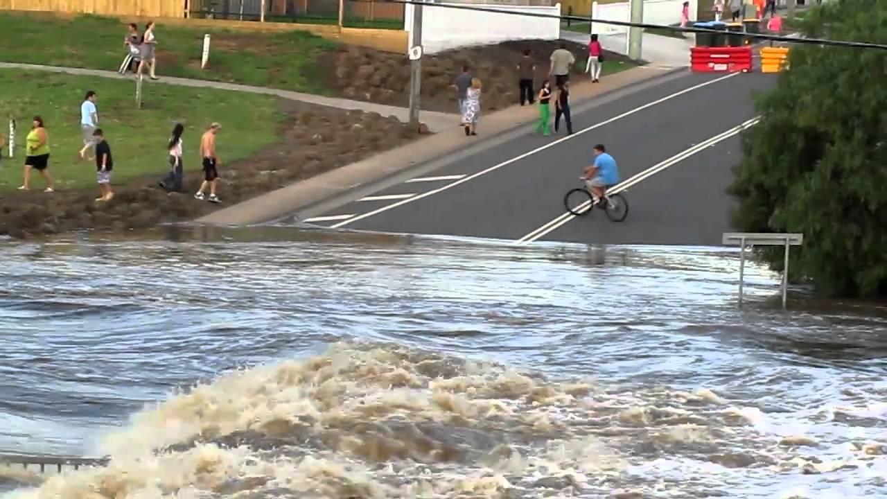 Werribee river flood at Cottrell Street - YouTube