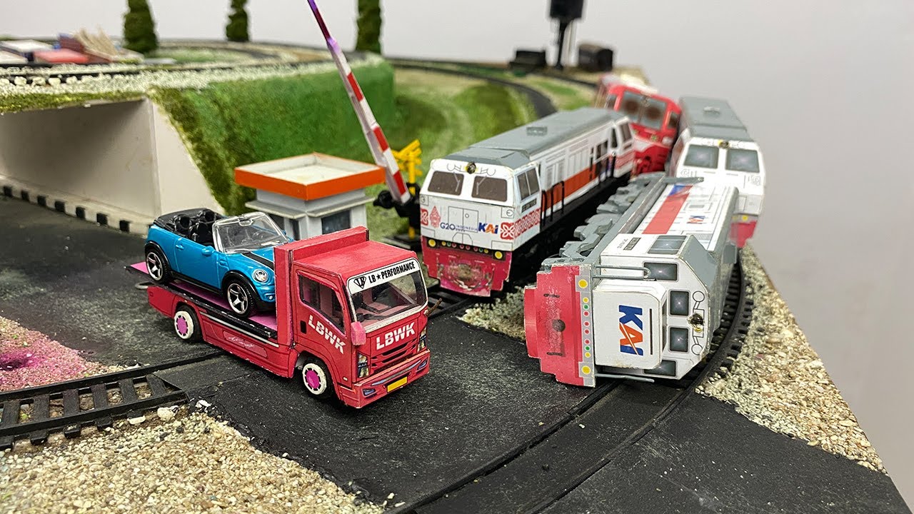 Merakit Kereta Api CC203,CC206,CC300 Anjlok Menabrak Truk Towing Hingga ...