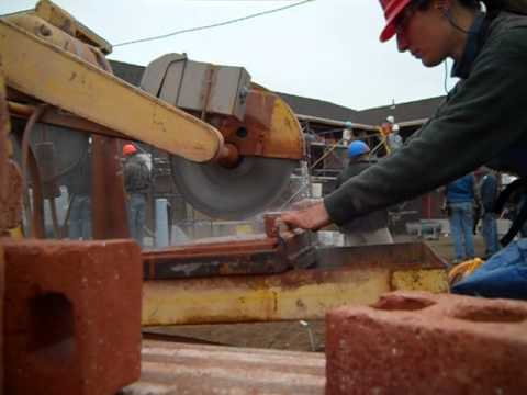 Cutting Brick With a Wet Saw - YouTube