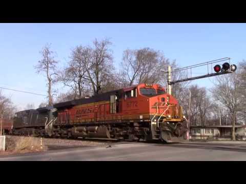 BNSF 6772 & CEFX 1030 lead NS M67 in Centralia, IL - YouTube